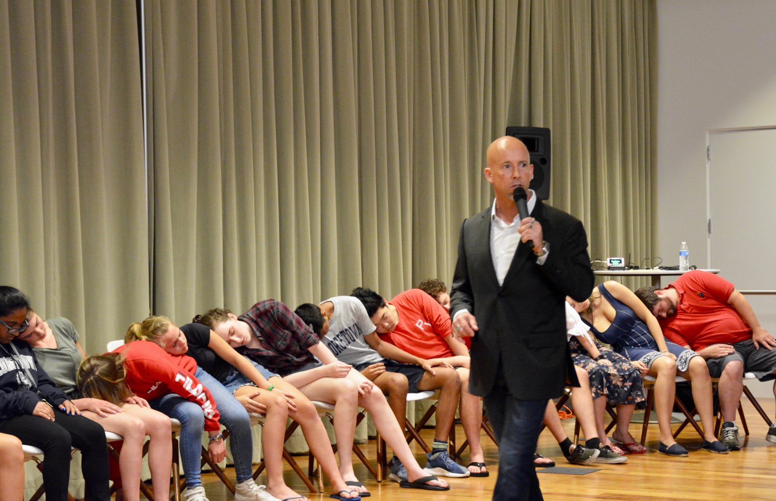 College Hypnotist Entertainment for Summer Programs